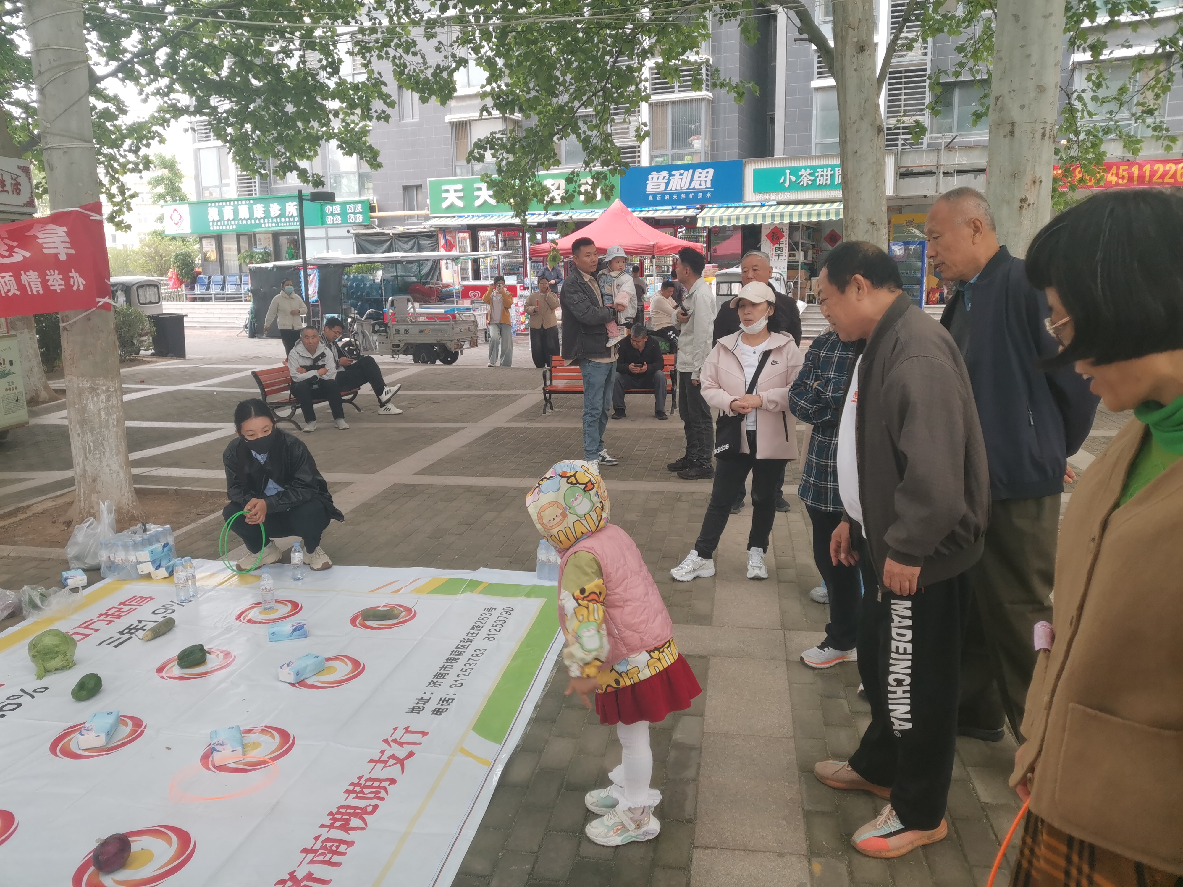 趣味套圈暖邻里 金融服务零距离｜日照银行济南槐荫支行党支部开展主题邻里共建活动 - 鲁网财经频道