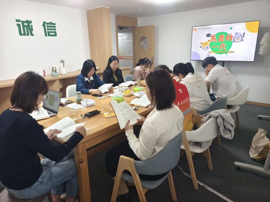 五月书香拂面来 邻里共读润初心 - 青岛频道